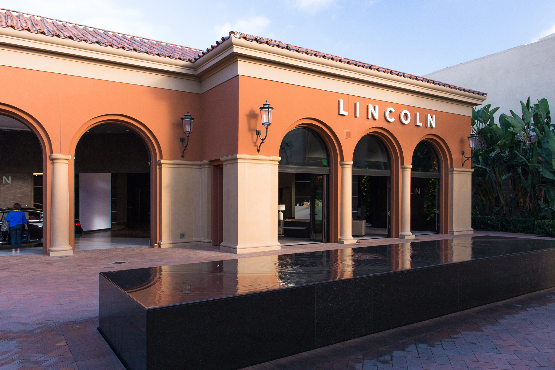 Biz Buzz: Lincoln Experience Center Opens in Fashion Island - Newport ...