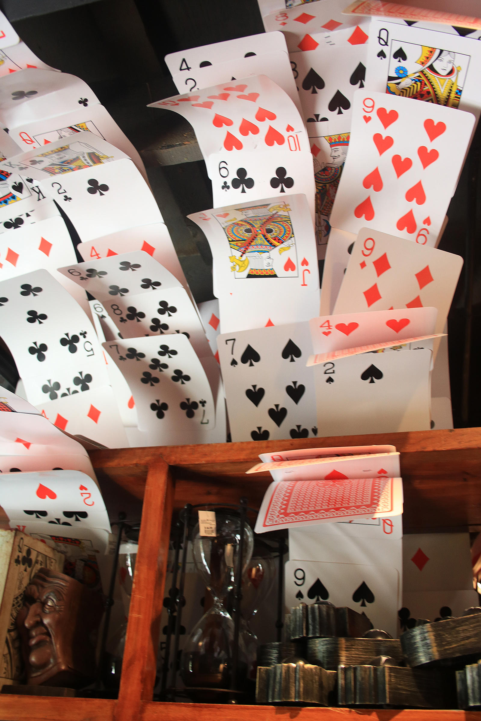 Experience ‘Malice in Wonderland’ at Roger’s Gardens - Newport Beach News