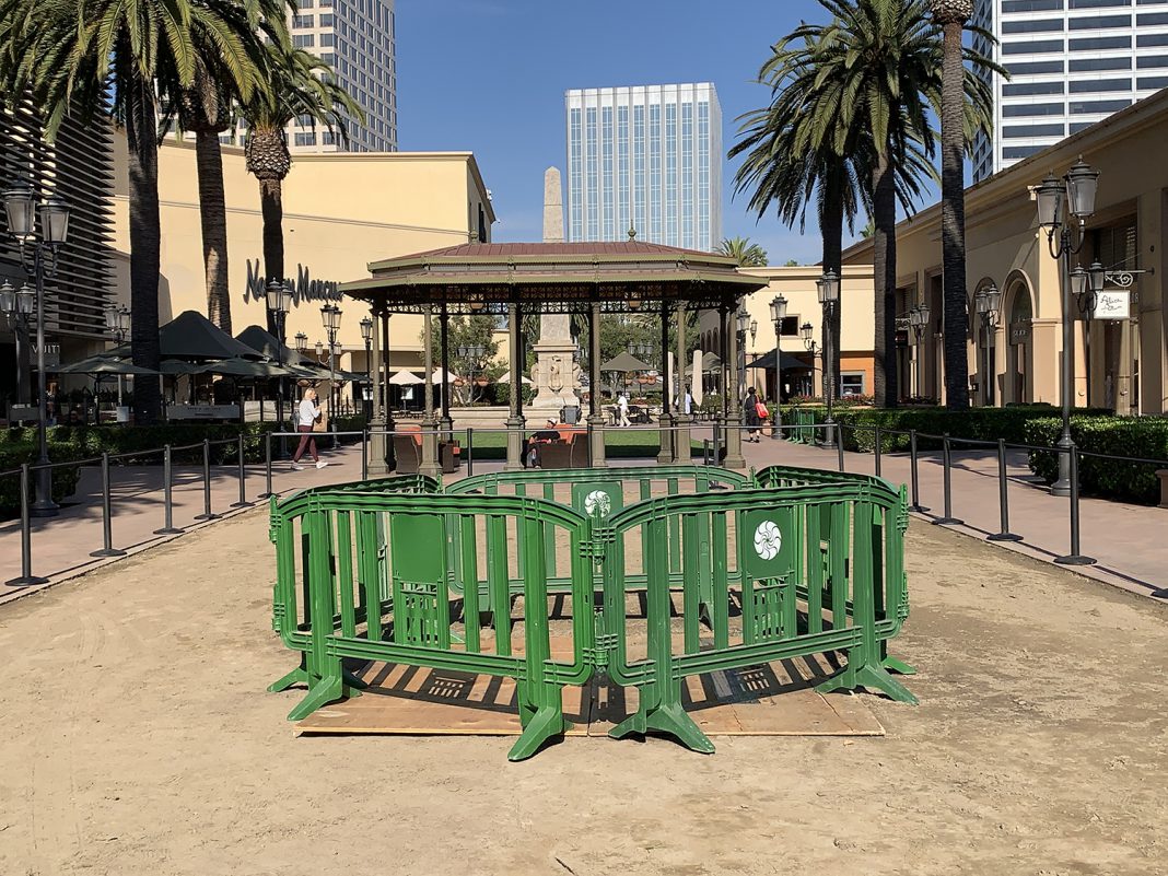 Fashion Island Welcomes the Holiday Season with 90-Foot-Tall Tree ...